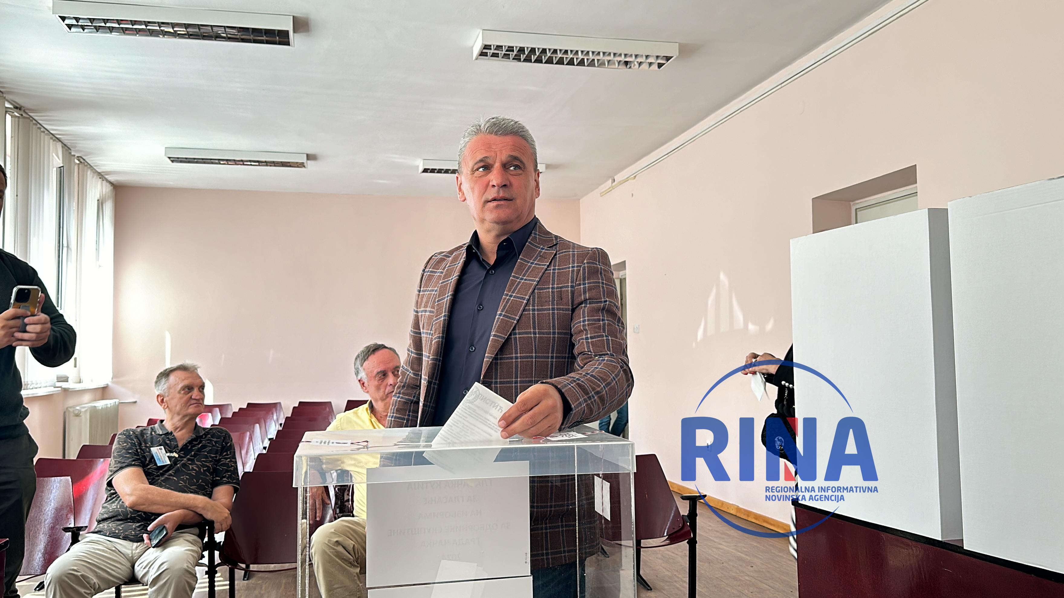 Glasao gradonačelnik Čačka: Milun Todorović na biračko mesto u centru ...